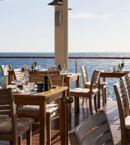 Restaurant sur la mer au Port de Nice - Le Plongeoir